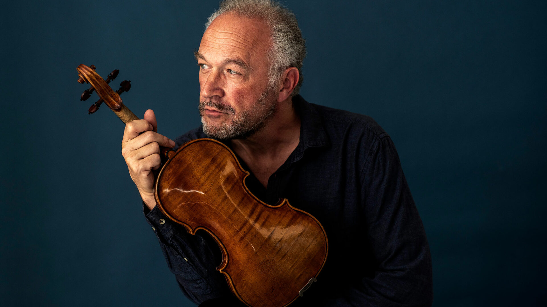 Ympäri maailmaa konsertoinut Kolja Blacher sekä liidaa että toimii ...