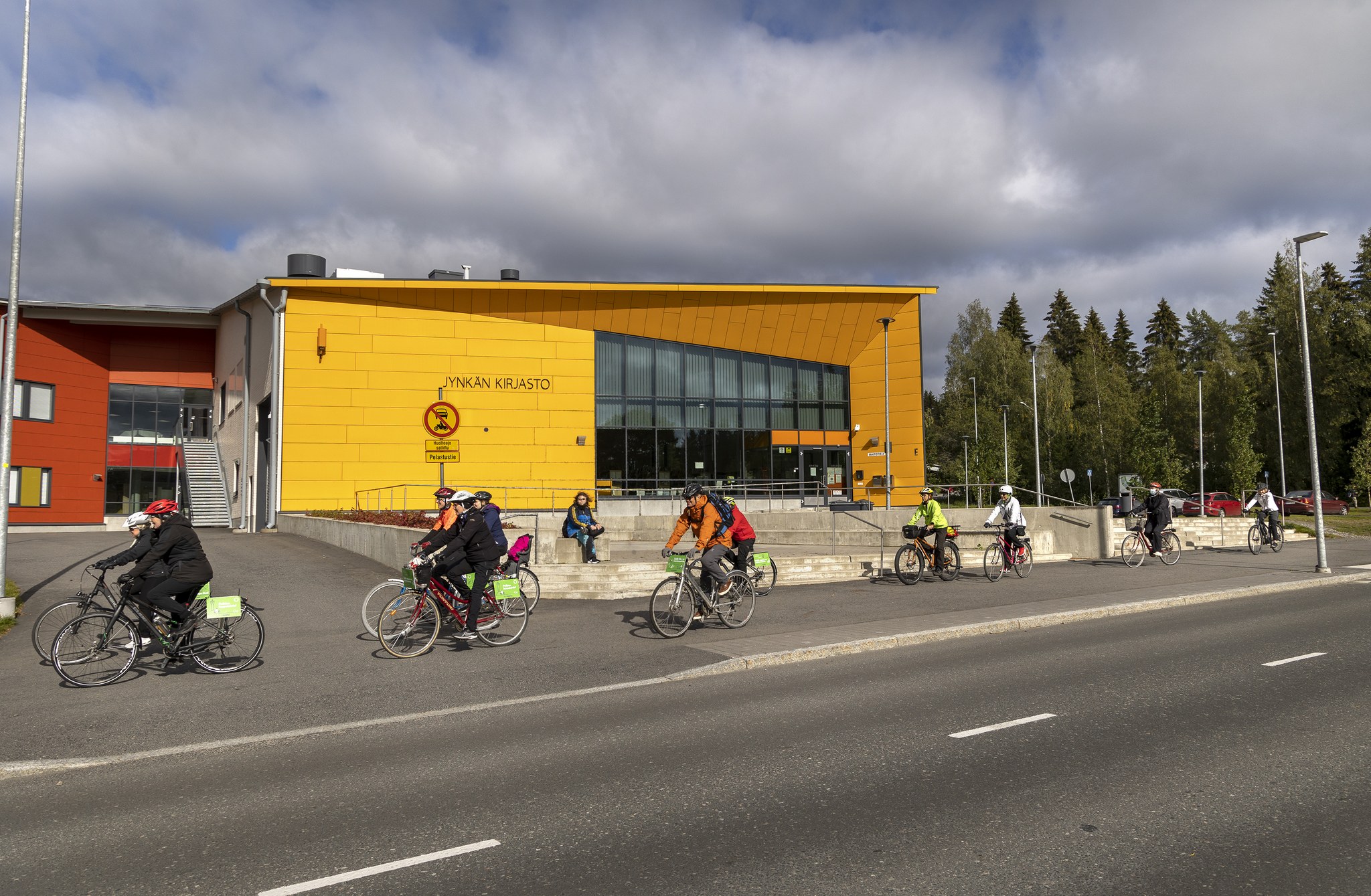 Uusi liikennemerkki käyttöön - väistämisvelvollisuus pyöräilijän tienylityspaikassa - Kuopio